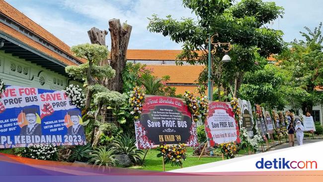 Potret Karangan Bunga Banjiri FK Unair Usai Dekan Dicopot