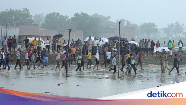 Warga Ramai-ramai Datangi TKP Acara Keagamaan India