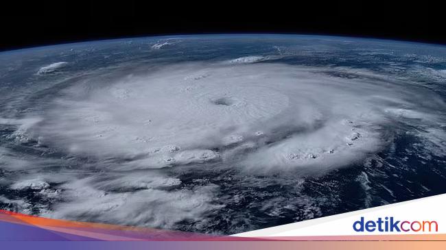 Terrible and Amazing Photos of Hurricane Beryl from Space - World Today ...