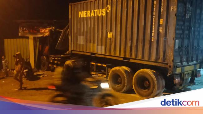 Truk Trailer Rem Blong Tabrak Rumah di Lamongan