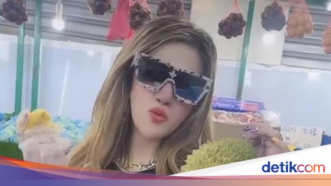 Keseruan Barbie Kumalasari Makan Tahu Gejrot hingga Durian