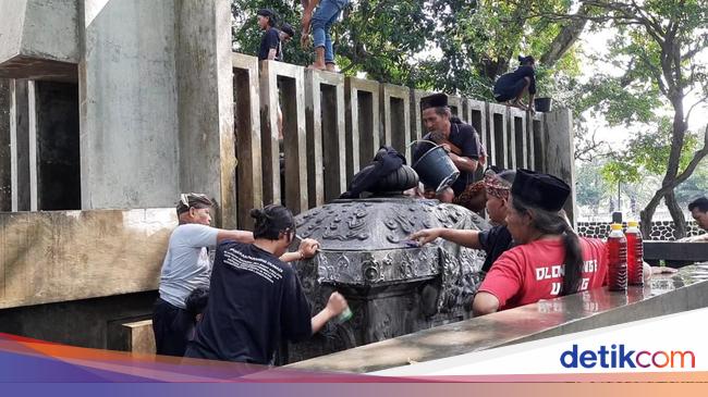 Saat Puluhan Warga Cuci Batu Manik Pamuksa Sri Aji Jayabaya Jelang 1 Suro