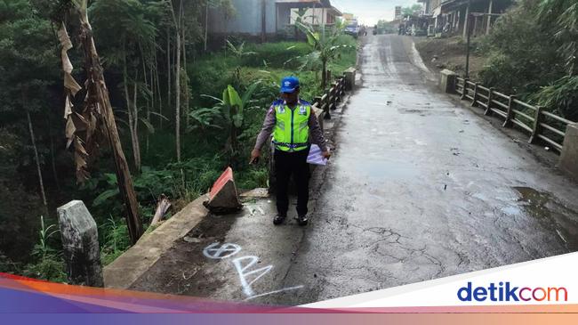 Pemotor Bonceng 3 Tabrak Pembatas Jembatan di Magelang, 2 Orang Tewas Pemotor Bonceng 3 Tabrak Pembatas Jembatan di Magelang, 2 Orang Tewas