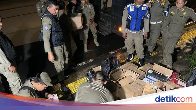 Satpol PP Razia Warung Kelontong di Bogor, 582 Botol Minuman Disita