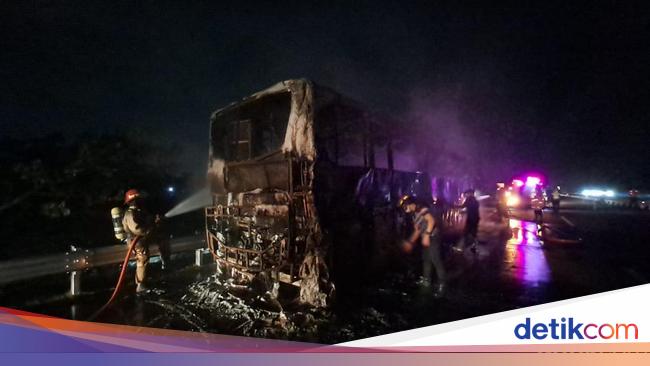 Bus Gunung Harta Madura-Jakarta Terbakar di Tol Jomo, Barang Penumpang Ludes