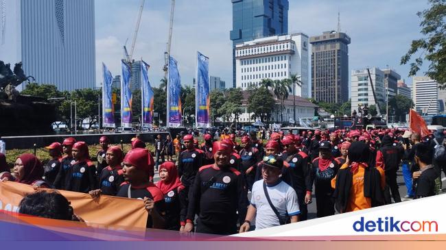 Ada Demo Buruh, Jalan Medan Merdeka Barat Arah Istana Ditutup