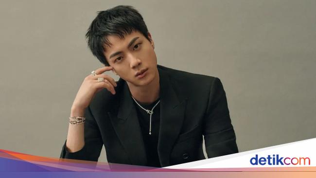 Pesona Jin BTS Jadi Global Ambassador Pertama Fred Jewelry, Auto Sold Out