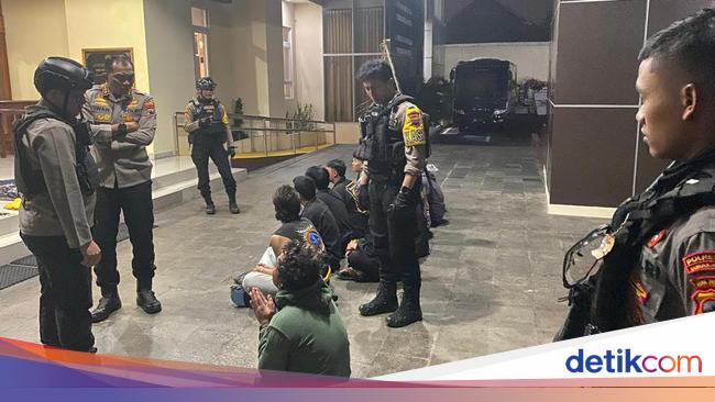 Nekat Konvoi hingga Nyaris Tabrak Polisi di Solo, 12 Oknum Pesilat Diamankan