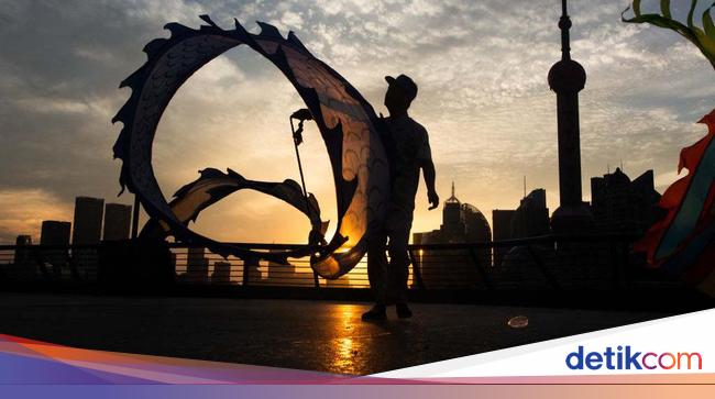 Tarian Naga Meliuk-liuk Saat Matahari Terbit di China