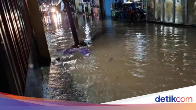 Banjir di Beberapa Titik Depok Usai Hujan Deras, Sejumlah Motor Mogok