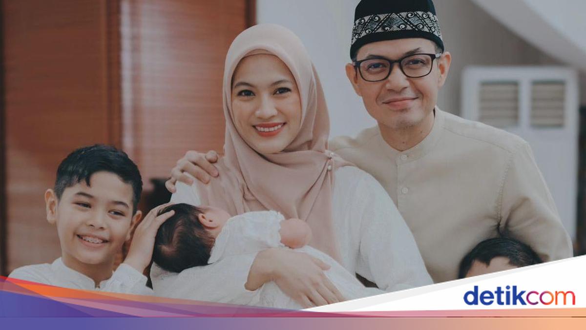 Momen Terindah Dude Harlino di 2025: Bawa Istri dan Anak-anak ke Ka'bah