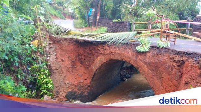 Tergerus Arus Sungai, Jembatan Penghubung 2 Kecamatan Ciamis Ambruk