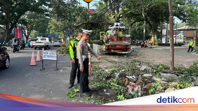 Truk Pengangkut Crane Kecelakaan di Setiabudi Bandung, Sopir Tewas