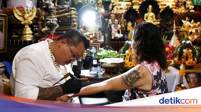 Potret Unik Tato Keberuntungan dari Mainan Seni Labubu