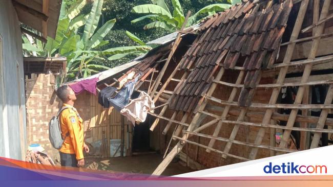 Hujan Deras Disertai Angin Kencang Rusak 8 Rumah di Bogor