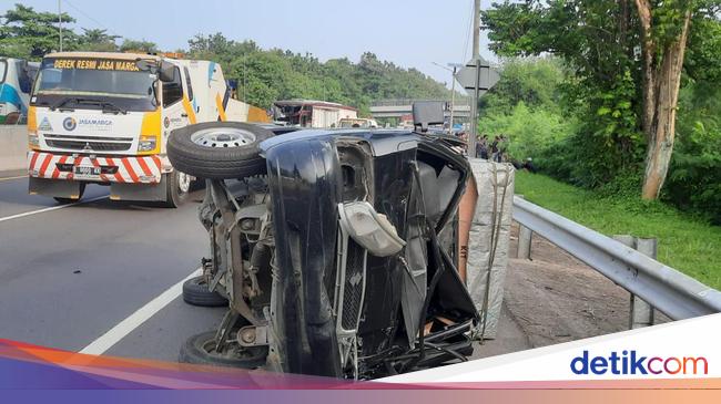 Potret Mobil Terguling dan Ringsek Usai Tabrakan Beruntun di Tol Cipularang