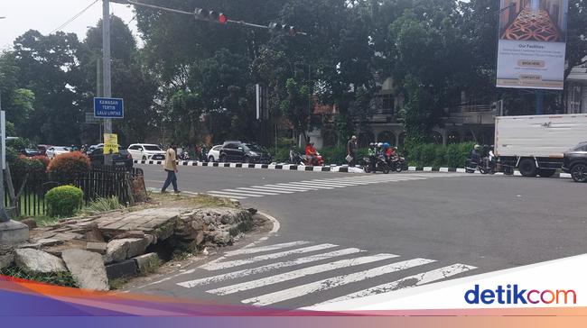 Ayla yang Ditabrak Fortuner Terobos Lampu Merah untuk Putar Balik