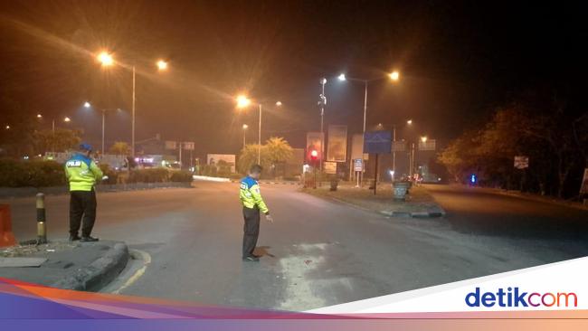 Diduga Mabuk, Pemotor Tewas Terlindas Truk Tronton di Jebor Demak