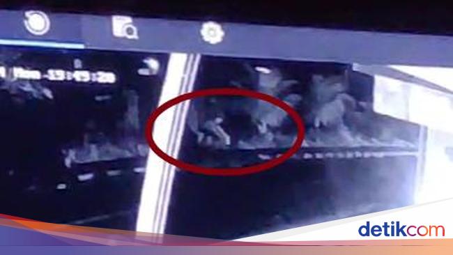 Pria Pemilik Koper Misterius Dikira Bom di Puri Penarungan Terekam CCTV
