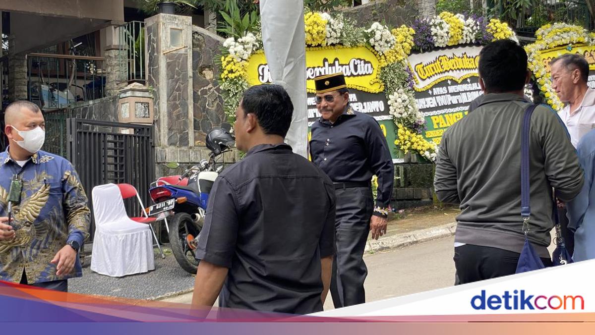 Hendropriyono Takziah ke Rumah Duka Ayahanda Kadivhubinter Polri