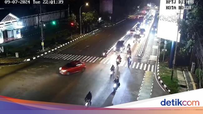Ayla Dihantam Fortuner Gegara Terobos Lampu Merah, Sopir Tewas
