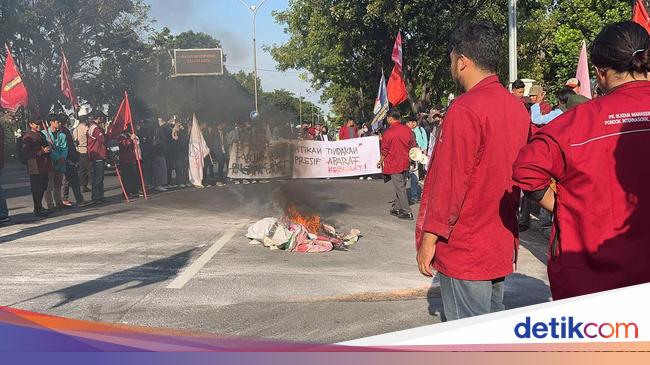Mahasiswa Gelar Demo di Depan DPRD Solo, Sempat Diwarnai Bakar Spanduk