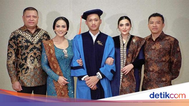 Azriel Hermansyah Wisuda S1 Bikin Haru Didampingi Kris Dayanti dan Ashanty
