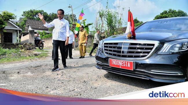 Lagi-lagi Jokowi Turun dari Mobil saat Cek Jalan Rusak di Lampung