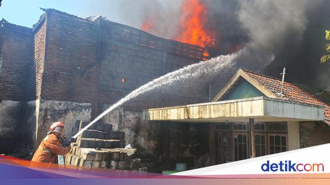 Dahsyatnya Kebakaran Pabrik Spons Gresik Hanguskan 2 Rumah Warga