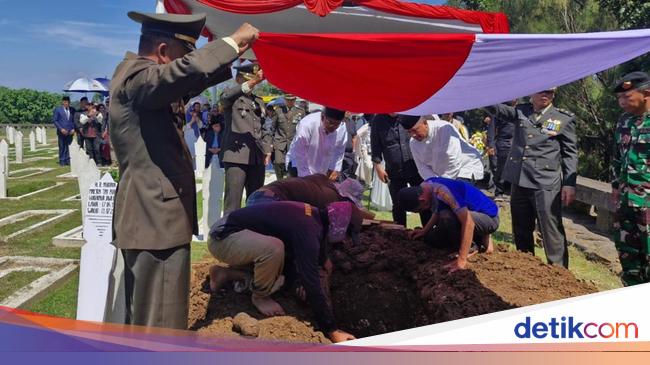 Mantan Gubernur Jabar HR Nuriana Dimakamkan di TMP Cikutra