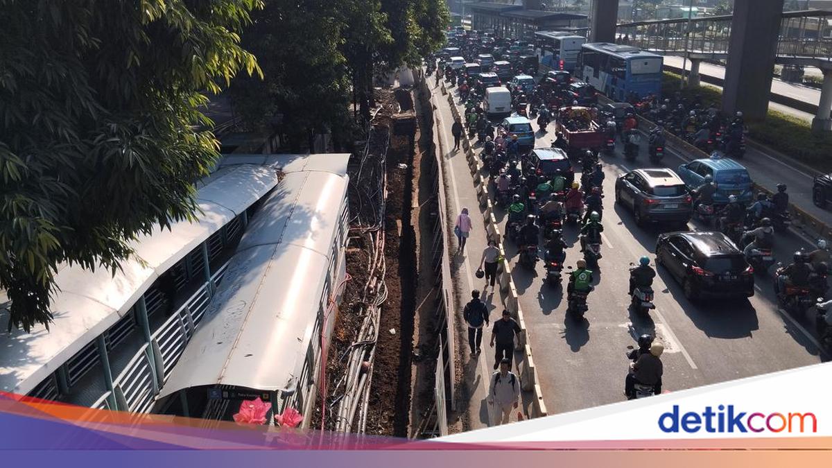 Penumpang TransJ di Patra Kuningan Tunggu Bus 20-30 Menit Imbas Macet