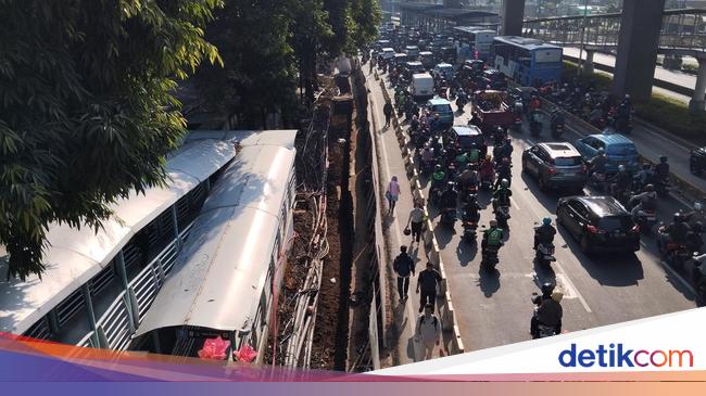 Penumpang TransJ di Patra Kuningan Tunggu Bus 20-30 Menit Imbas Macet
