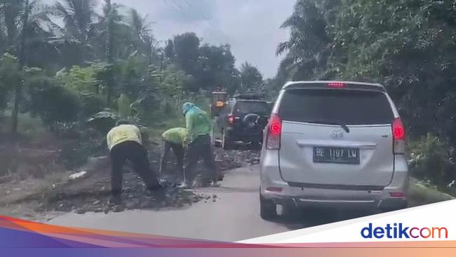 Jokowi Datang, Pemkab Lampung Selatan Sulap Jalan Rusak Jadi 'Mulus' dalam Semalam