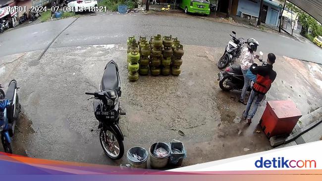 Aksi Sejoli di Batam Curi 9 Slof Rokok Terekam CCTV, Pelaku Ditangkap