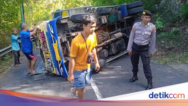 Truk Pakan Ternak Terguling di Tanjakan Dlingo, 2 Orang Luka