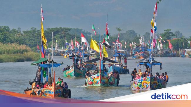 Kemeriahan Tradisi Sedekah Laut di Pantai Tawang
