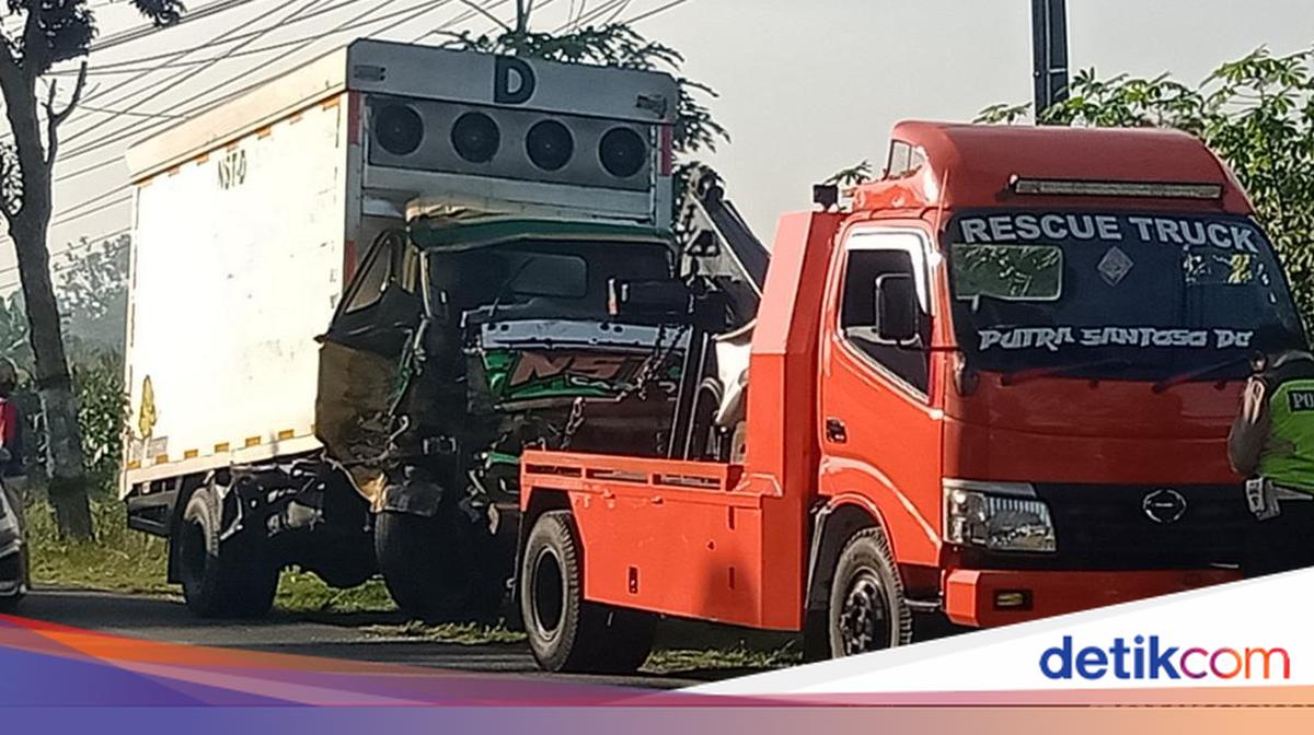 Mobil 'Ayam Kampus' Tabrak Pohon hingga Terguling di Ceper Klaten