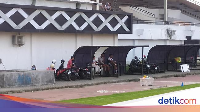 Yuran-Aloisio Tak Ikut Latihan PSM Makassar, Cuma Nonton di Pinggir ...