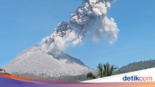 Warga Lereng Gunung Lewotobi Kembar 'Berdamai' dengan Hujan Abu Vulkanik