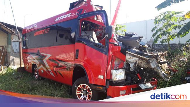 Penampakan Elf Maut Rombongan Guru SD Surabaya yang Kecelakaan di Tol Boyolali