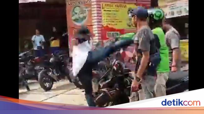 Usut 'Mata Elang' Tendang Kungfu ke Ojol di Bekasi, Polisi Cek TKP