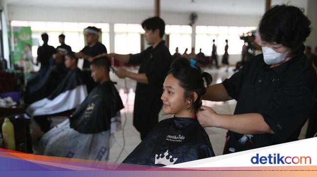 Momen Anggota Paskibraka Pusat Potong Rambut