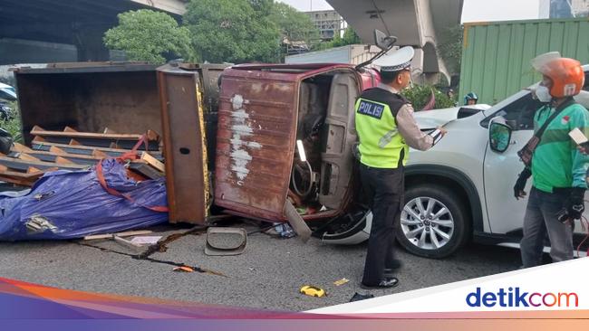 Truk 'Nyelonong' di Flyover Jakut Hantam Mobil dan Motor hingga Ringsek Truk 'Nyelonong' di Flyover Jakut Hantam Mobil dan Motor hingga Ringsek