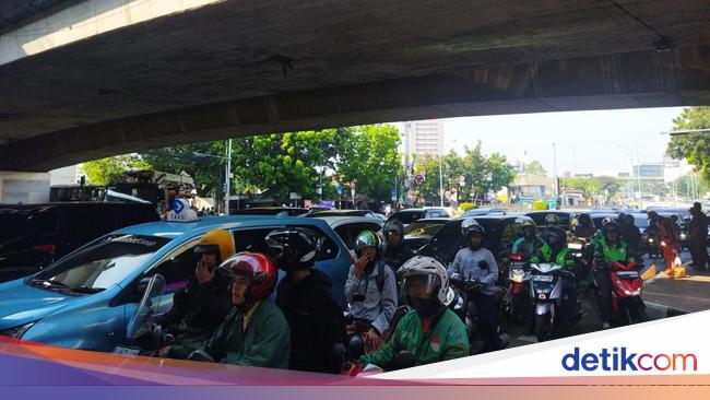 Lalu Lintas di Kolong Flyover Kuningan Jaksel Macet Pagi Ini