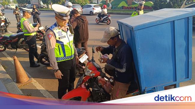 Sejumlah Pemotor Tak Pakai Helm Terjaring Operasi Patuh di Sentul Bogor
