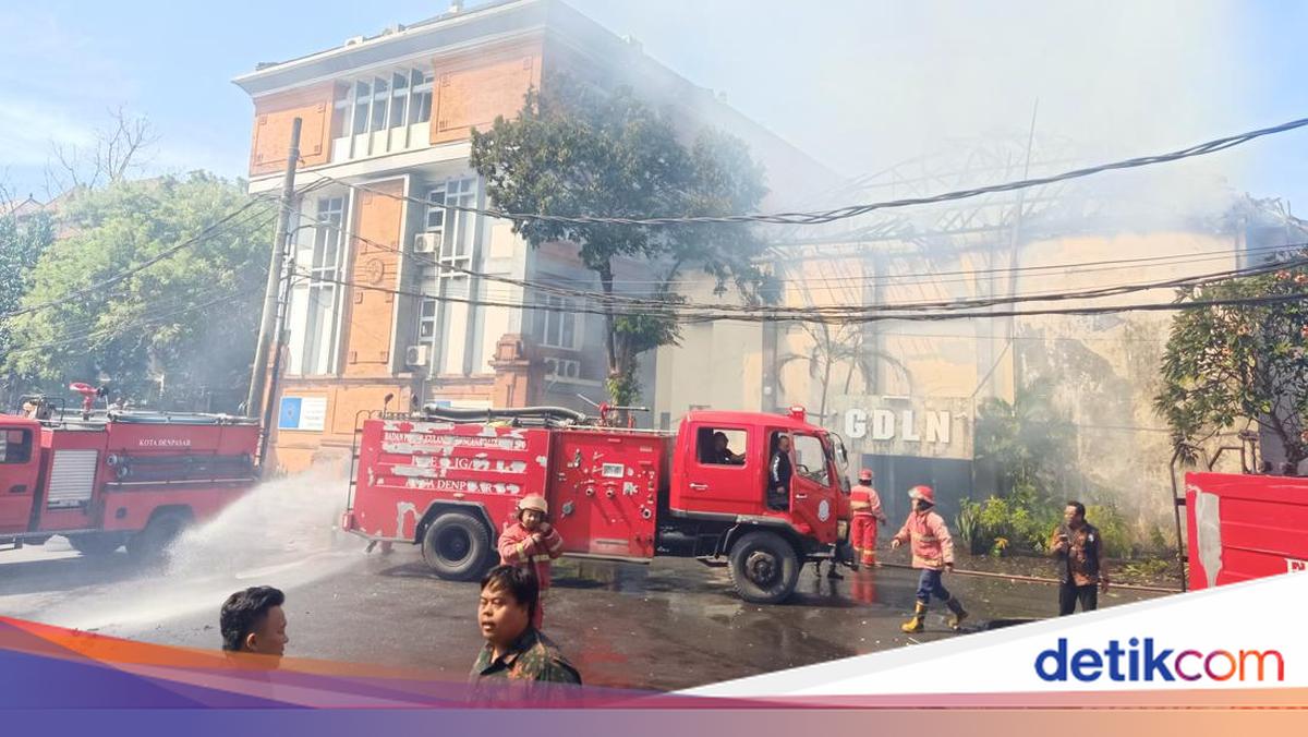 Gedung GDLN Unud Denpasar Kebakaran, 7 Mobil Damkar Diterjunkan