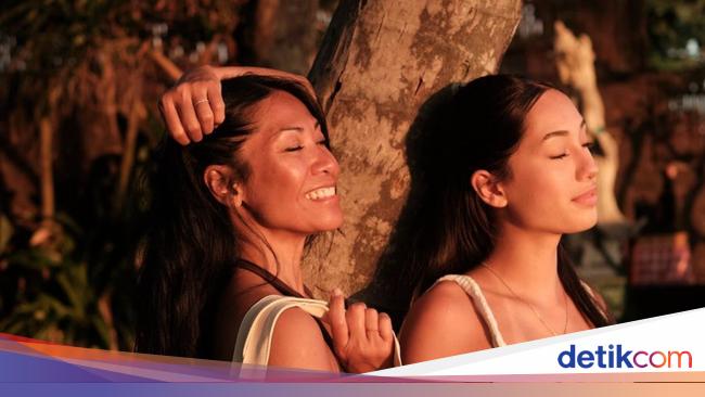 8 Foto Terbaru Kirana Putri Anggun C Sasmi Jadi Model Merch Ibunya ...