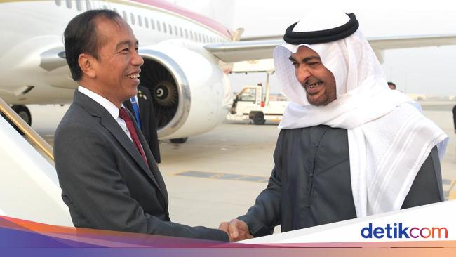 Tiba di Abu Dhabi, Jokowi Disambut Langsung Presiden MBZ di Bandara Zayed Tiba di Abu Dhabi, Jokowi Disambut Langsung Presiden MBZ di Bandara Zayed
