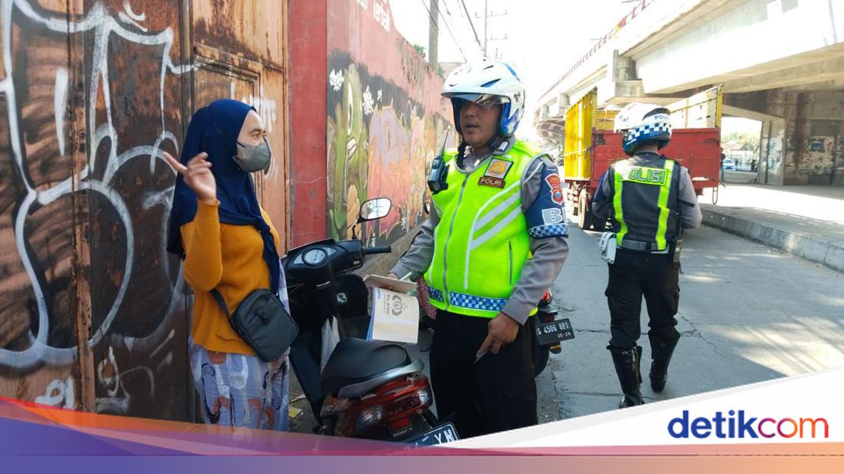 Hanya 1 Jam, Polisi Tilang 82 Pelanggar di Fly Over Peterongan Jombang