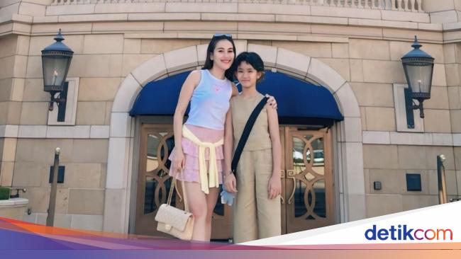 8 Gaya Ayu Ting Ting Liburan ke Amerika Curi Atensi, Bak ABG Pakai Rok Mini